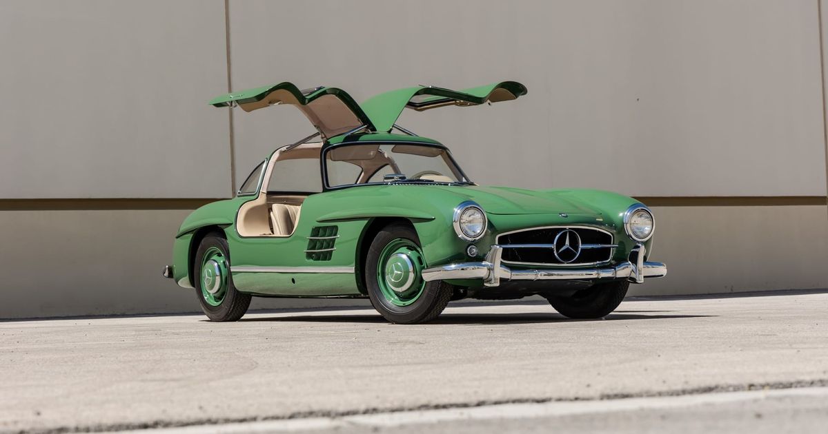Cận cảnh "hàng hiếm" Mercedes 300SL Gullwing 1995 trị giá 2 triệu USD ...